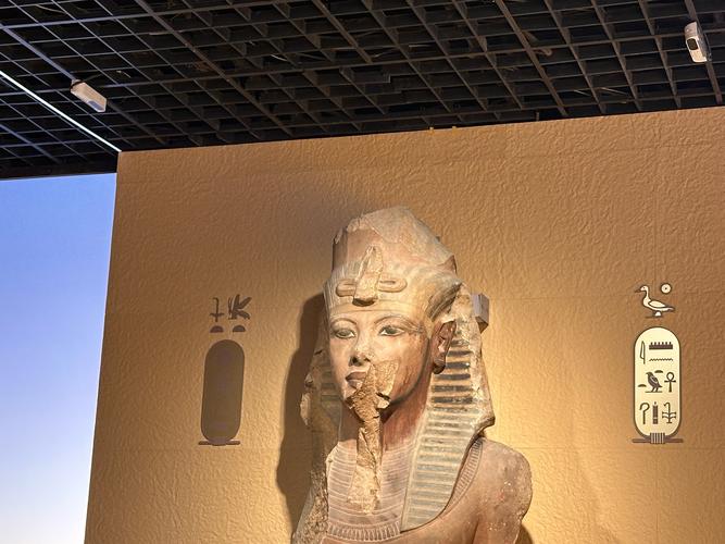 Rami Malek Night at the Museum: Unearthing the Pharaoh's Quiet Majesty ...